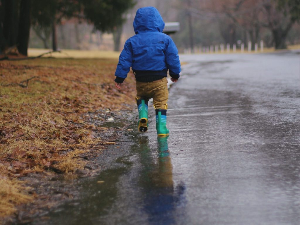 Raus in den Regen! 10 Regenspiele für Kinder zur motorischen und ...